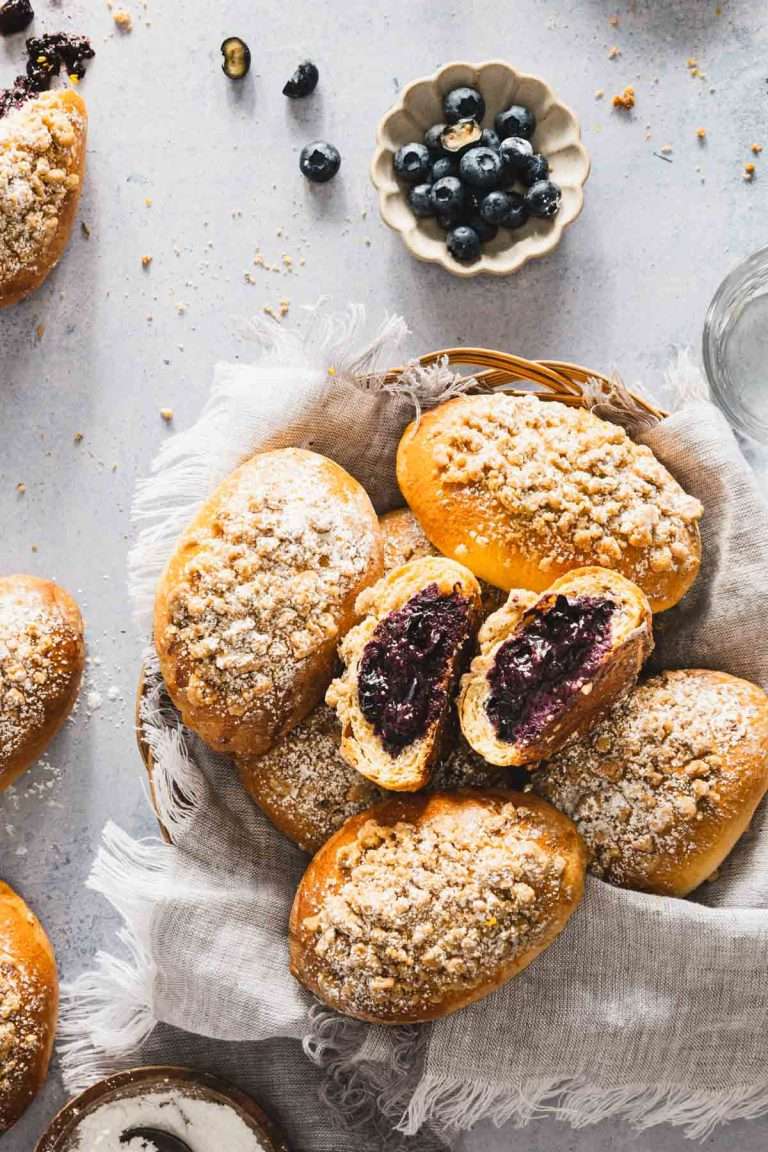 Jagodzianki - Polish Blueberry Sweet buns with Crumble - My Omni Kitchen